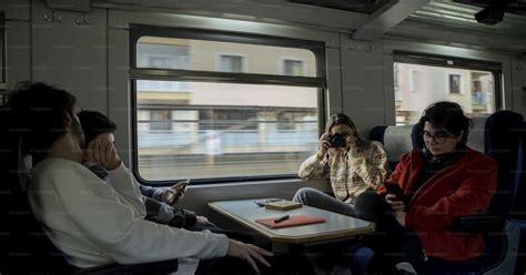 나란히 기차에 앉아있는 사람들의 그룹 사진 Unsplash의 통근하다 이미지