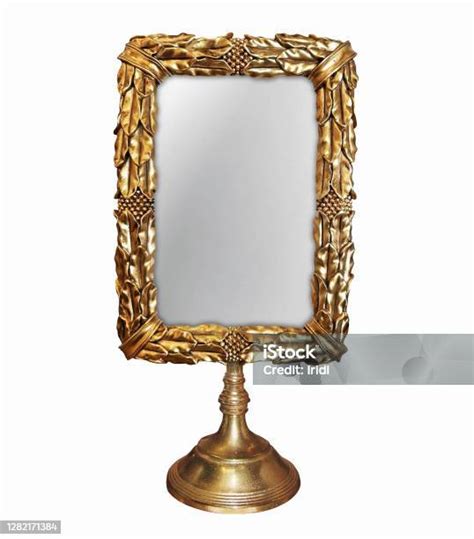 Bingkai Emas Untuk Cermin Di Putih Bg Foto Stok Unduh Gambar Sekarang