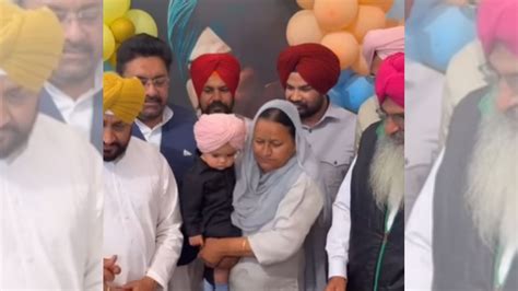 Sidhu Moosewala Brother एक साल के हुए छोटे सिद्धू पगड़ी पहने क्यूट शुभदीप ने काटा केक