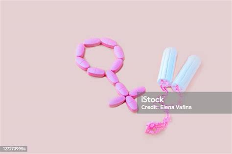 보호 생리면 탐폰과 분홍색 진통제로 만든 성별 기호 여성 부인과 건강과 친밀한 위생의 개념 플랫 레이 텍스트에 대한 복사 공간 닫기 0명에 대한 스톡 사진 및 기타 이미지