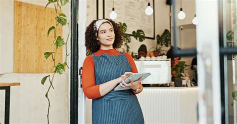 소기업 카페에서 생각하는 여성과 태블릿 행복한 직원 및 온라인 인벤토리 또는 웹 사이트 주문 고객 서비스 웨이트리스 및 레스토랑에 대한 아이디어를위한 환대 커피 숍 및