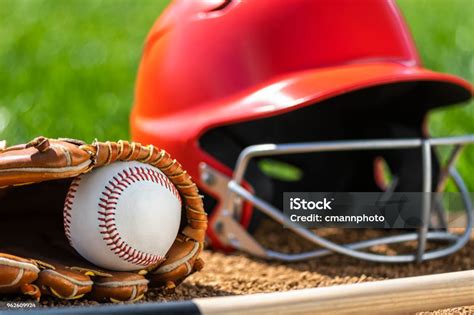 클로즈업 한 가죽에 새로운 야구의 타자 헬멧 및 먼지에 앉아 방망이와 글러브 스포츠 빨강에 대한 스톡 사진 및 기타 이미지