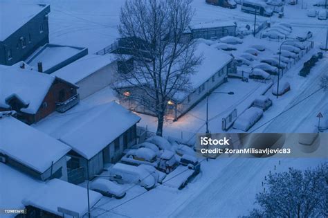 자동차 주차 및 거리에 큰 눈 층으로 덮여 있습니다 겨울의 도시 눈송이 함께 거리에 눈이 볼 수 있습니다 설 시즌에 많은 자동차는 겨울 날에 떠도는 눈 때문에 눈 0명에