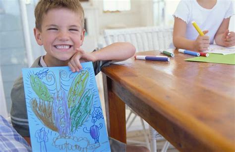 عکس زیبا از پسر با نقاشی