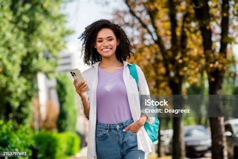 사진 예쁜 사랑 스럽다 아가씨 입고 흰 셔츠 배낭 의사 소통 현대 가제트 산책 대학 도시 도시 공원 외부 25 29세에 대한 스톡 사진 및 기타 이미지 Istock