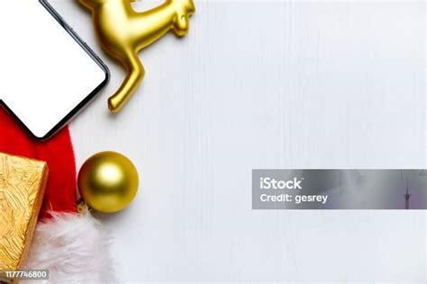 복사 공간이있는 배경에 스마트 폰 크리스마스 순록 선물 공 산타 클로스 모자 0명에 대한 스톡 사진 및 기타 이미지 0명 12월 겨울 Istock