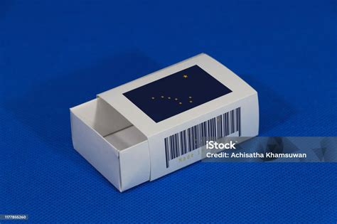 바코드와 파란색 배경에 상태 플래그의 색상 넣어 일치 또는 제품에 대한 종이 포장흰색 상자에 알래스카 플래그 8에 대한 스톡