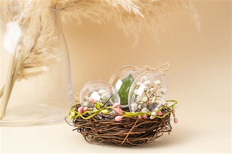 유리 꽃병에 팜파 스 잔디 베이지 색 배경에 흰색 꽃과 녹색 잎으로 가득 둥지에 투명 유리 계란 부활절 휴일 현대 최소한의 구성 에코 세련된 장식 개념 0명에 대한 스톡