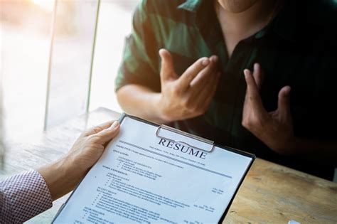 면접관 입사 지원서 제출 면접관에게 자신을 설명 사무실에서 면접의 닫기 보기 이력서에 초점 지원 고려 채용 Hr 관리자 채용 결정 개념에 대한 스톡 사진 및 기타 이미지