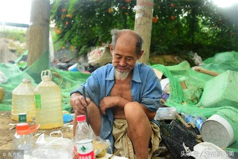 8旬患病老汉独住桥洞3年 开荒种菜拾荒日子逍遥 如今不愿回家 搜狐大视野 搜狐新闻