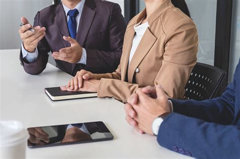 자신감 비즈니스 리더 비즈니스 팀 회의 회의에 사무실 고위 임원 근무 새 프로젝트 투자 비서 및 영업 이익에서 전략 계획 개발에 대한 스톡 사진 및 기타 이미지 Istock