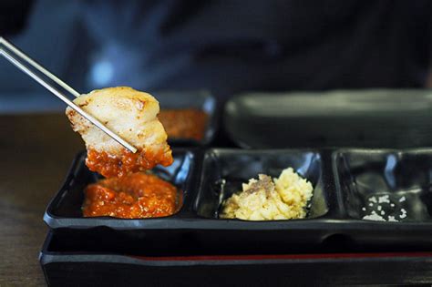 한국식 그릴 돼지 고기 배꼽 바베큐 트렌디 한 한국 바베큐 요리 신선한 야채와 디핑 소스와 함께 제공됩니다 감자 요리에 대한 스톡 사진 및 기타 이미지 Istock