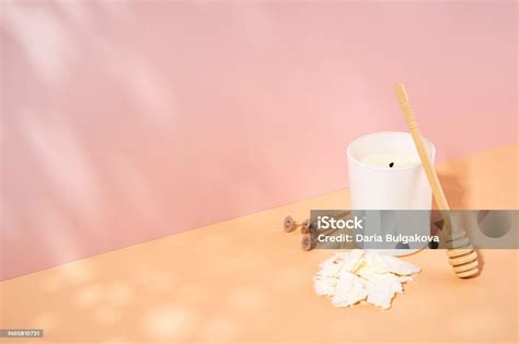 베이지 색 분홍색 배경에 흰색 세라믹 항아리에 유기농 향이 왁스 캔들 심지 트렌디 한 Diy 수제 개념 미니멀리즘 등등 투영 복사 공간을 복사합니다 가로 0명에 대한 스톡
