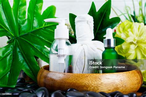 에센셜 오일과 검은 돌에 타이어 허브 압축 공을위한 화장품 유리 병 생활필수품에 대한 스톡 사진 및 기타 이미지 생활필수품 호화로움 꽃 식물 Istock