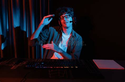 Equipo De Streamer Consiguiendo Jugadores Ganadores Con Asistencia