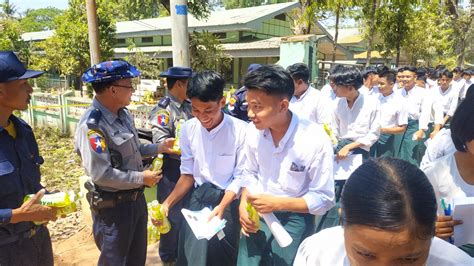 မင်းလှမြို့၌ တက္ကသိုလ်ဝင်စာမေးပွဲဖြေဆိုသည့် ကျောင်းသား သူများကို Royal D အချိုရည်ဘူးများဝေငှပေး