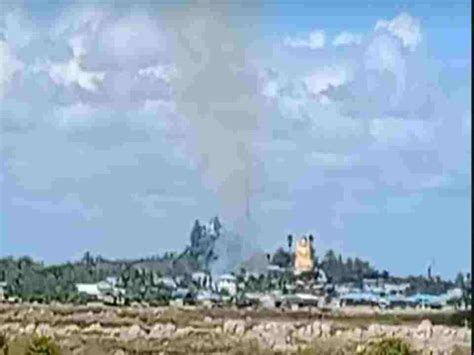 ပေါက်တောမြို့ကို စစ်ရေယာဥ်များက လက်နက်ကြီးဖြင့် ပစ်ခတ်မှု လူနေ ရပ်ကွက်များ မီးလောင်နေ၊ စစ်တွေမ