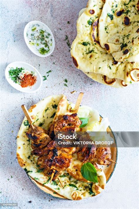 허브 마늘 버터 난 토르티야와 그리스 츠타지키 소스를 곁들인 구운 닭고기 케밥 맛있는 길거리 음식 0명에 대한 스톡 사진 및 기타 이미지 Istock