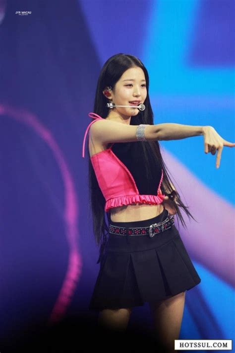 가슴에 블랙핑크 하트모양 아이브 장원영