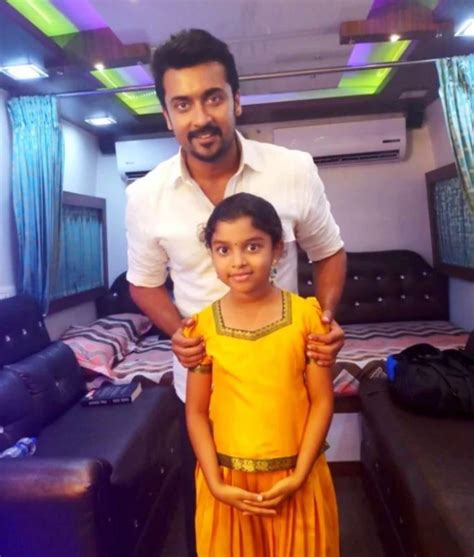 சூர்யாவுடன் இருக்கும் இந்த குழந்தை நட்சத்திரம் யார் தெரியுமா இவங்க தான் பிரபல சீரியல் நடிகை