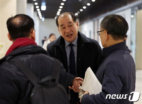 참석자들과 인사 나누는 배터리 아저씨 박순혁 작가 뉴스1