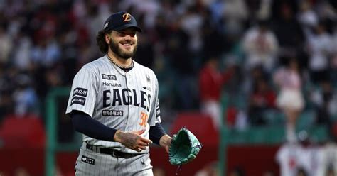 싸늘한 날씨 불편한 마운드… 그럼에도 폰세는 여전히 에이스였다[스한 이슈人]