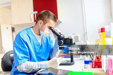 Analis Kimia Yang Bekerja Pada Pemeriksaan Sampel Menggunakan Mikroskop