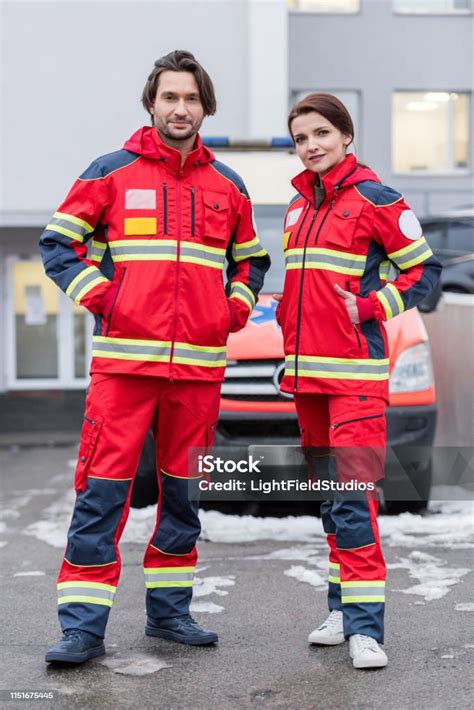 주머니에 손으로 빨간색 유니폼 서 구급 대원 전체 길이 보기 구급대원에 대한 스톡 사진 및 기타 이미지 구급대원 구급차 사람들 Istock