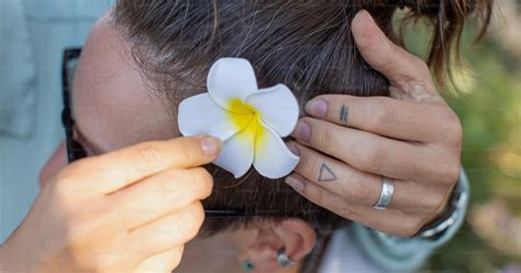 머리에 꽃을 꽂는 여자 사진 Unsplash의 헤어 데코레이션 이미지