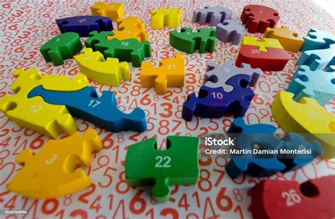 퍼즐과 재활 또는 학습에 대 한 작업 치료에 사용 하는 문자와 숫자와 색깔된 그림 0명에 대한 스톡 사진 및 기타 이미지 0명 3차원 형태 개념 Istock