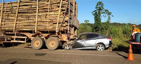 Acidente Envolvendo Carro De Passeio E Carreta Deixa Uma Pessoa Morta