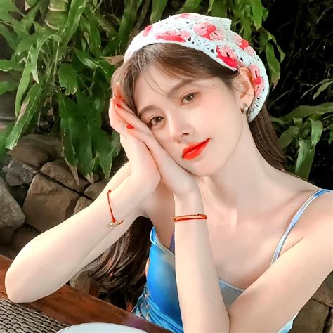 头戴花饰头巾的女子，手托脸颊尽显温柔甜美 男女头像丨超禁欲的天花板级头像表情包图片动图 求表情网斗图从此不求人