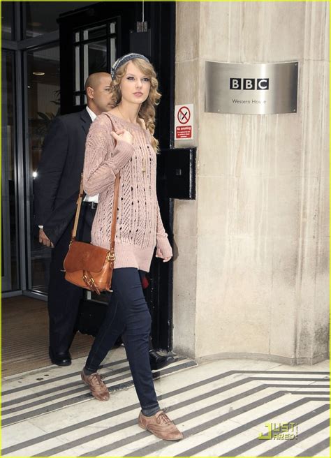 Taylor Swift Pink Sweater Pretty Photo 391156 Photo Gallery Just