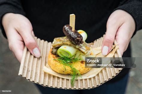 전통적인 콜롬비아 옥수수 버거 혈액 소시지 머리 치즈 호박 그리고 길거리 음식 시장 박람회 축제에 소스와 함께 미식가 Arepa