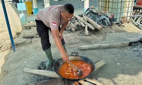 Brimob Dan Warga Gotong Royong Dapur Lapangan Dan Kerja Bak
