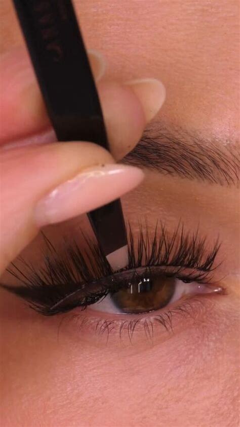 Easy Hack For Applying False Eyelashes Like A Pro Upstyle