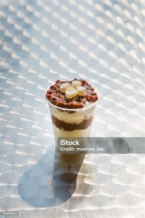 빙 수 팥 아이스 디저트 그것 의 팥 페이스트 우유 아이스크림 끈 적 한 떡 과일 칵테일 및 면도 얼음에 같은 물건 그것은 S