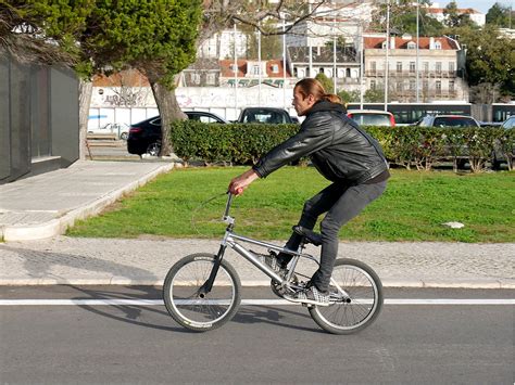 Lisbon Cycle Chic A Pedalar Calmamente Pela Cidade Com Estilo E Sem Stress