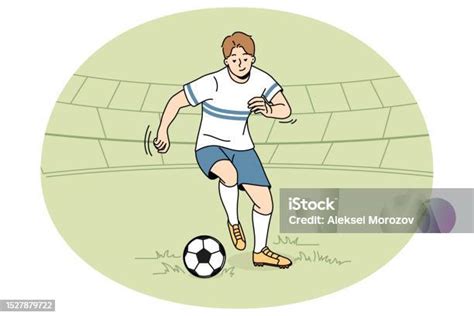 นักฟุตบอลที่มีลูกบอลในสนาม ภาพประกอบสต็อก ดาวน์โหลดรูปภาพตอนนี้ กีฬา หัวข้อ Football