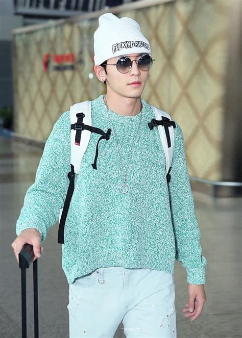 张哲瀚：帅气出现机场 每日头条