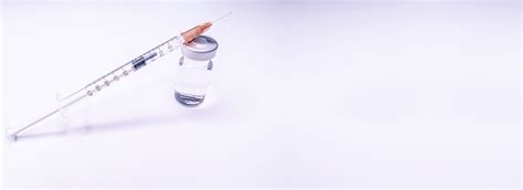 주사용 약병 예방 접종을위한 의료 용 유리 바이알과 주사기 액체 약물 또는 치료를위한 백신 실험실에서 독감 병원 또는 백색 배경에 고립 된 약국 개념 복사 공간 0명에 대한