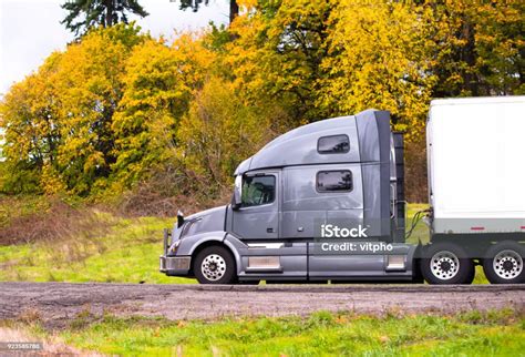 큰 장비 세미 트럭 길가에을 노란 나무에 마른 반 세미 트레일러와 함께 실버 세미 트럭에 대한 스톡 사진 및 기타 이미지 세미 트럭 은색 0명 Istock