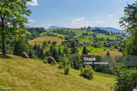 주변의 아름 다운 산 경치와 함께 작은 마을 걸려 드문 구름과 섹시 한 푸른 하늘 0명에 대한 스톡 사진 및 기타 이미지 0명 건초더미 경외감 Istock