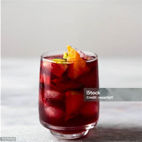 아이스 큐브 오렌지 및 물방울이있는 다과 레드 컬러 음료의 크리스탈 유리 상그리아에 대한 스톡 사진 및 기타 이미지 상그리아