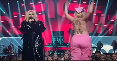 জামা খুলে অর্ধনগ্ন অবস্থায় মঞ্চে উঠে পড়লেন তরুণী জুনো অ্যাওয়ার্ড অনুষ্ঠানে শয়ে শয়ে