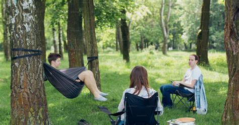 사회적 거리 두기 여름 공원에서 사회적 거리두기에 따라 피크닉 시간을 즐기는 소수의 사람들 신세계의 안전 모임 사진 Unsplash의 피크닉 이미지