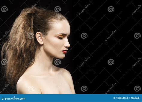 Portrait De La Belle Fille De Torse Nu Sur Un Fond Noir Image stock Image du partie beauté