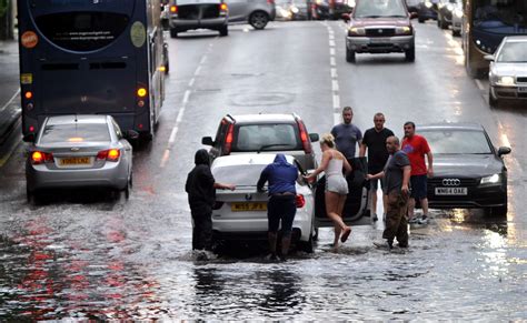 Roads Submerged And Cars Stranded Gloucester Flooding In Pictures Gloucestershire Live