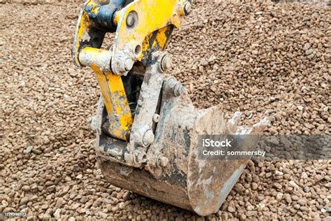 건설 현장에서 작업하는 굴삭기 굴삭기 버킷 레벨 자갈을 건물 기초에 닫습니다 굴삭기 양동이는 회색 분쇄 된 돌의 배경에 근접 0명에 대한 스톡 사진 및 기타 이미지 Istock