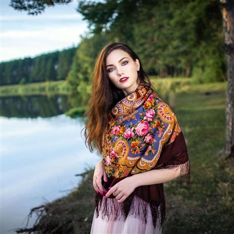 В наших платочках каких только цветов не